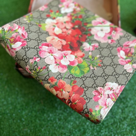 Bags | Gg Supreme Monogram Blooms Large Clutch Beige Multicolor Dry ...